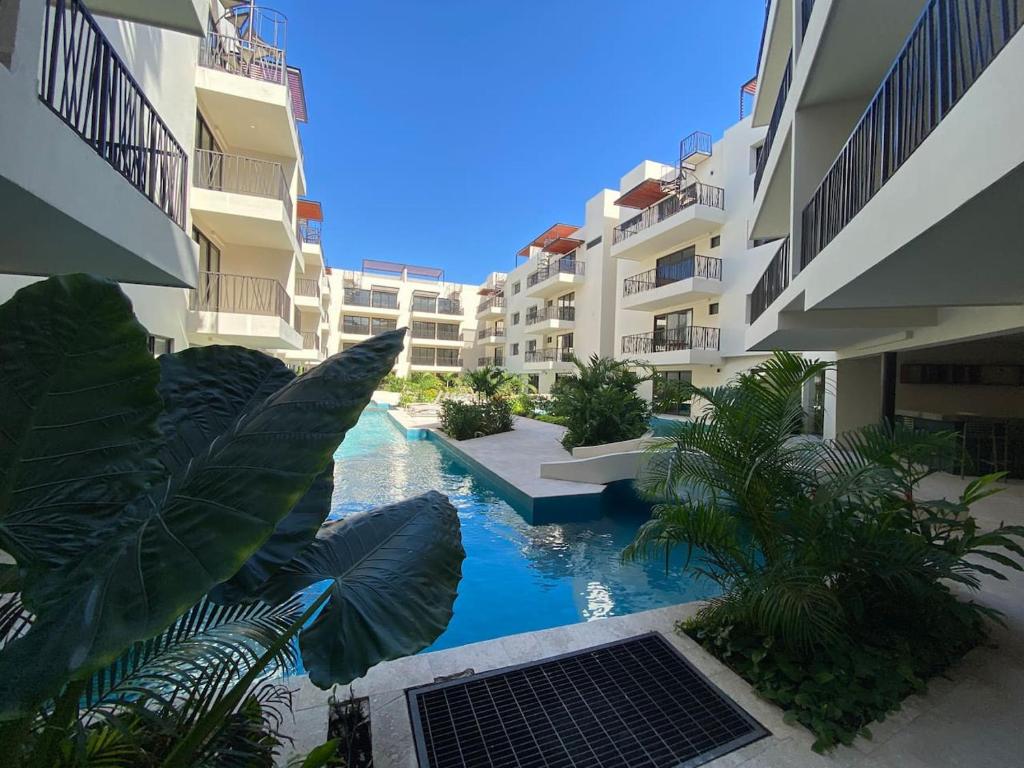 Luxe Jungle Retreat Stunning Pools Swim-up Bar Gym and Near the Beach ...