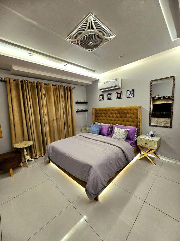 Serene, stylish wid self checkin, Lahore (updated prices 2025)