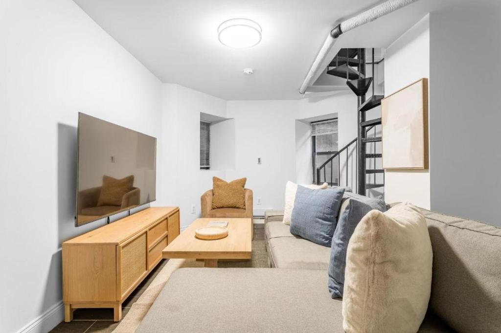 Chic 3 Bedroom Home in Chelsea Steps from the High Line, New York ...