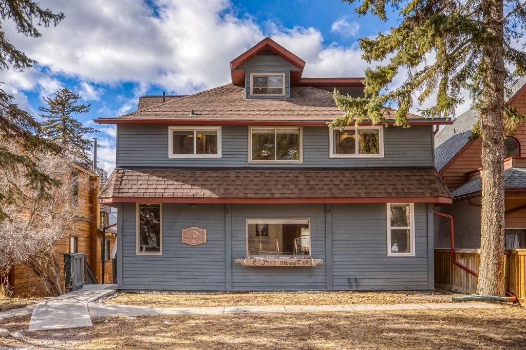 Mountain View Retreat in the heart of Banff - Massive House Sleeps 23 ...