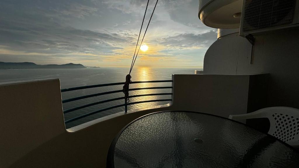 Beach Front Sunset View! King+2S | Pool Gym & Game,‏ נה ג'ומטיין ...