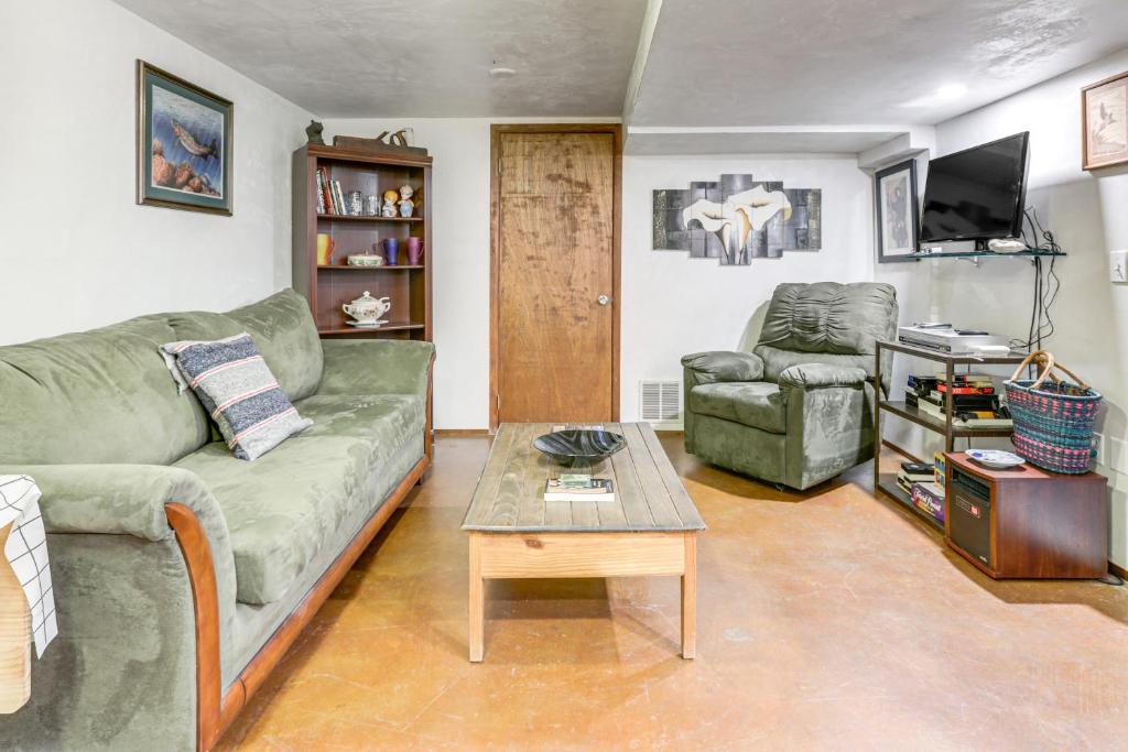 Walk to Main St Carbondale Apt with Shared Patio, Carbondale (updated ...