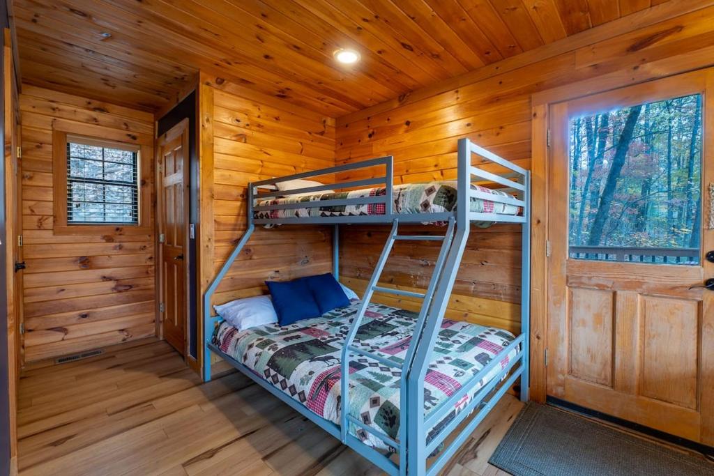 Amazing Views, Pickelball, Community Pool, Gated Resort, Sevierville ...