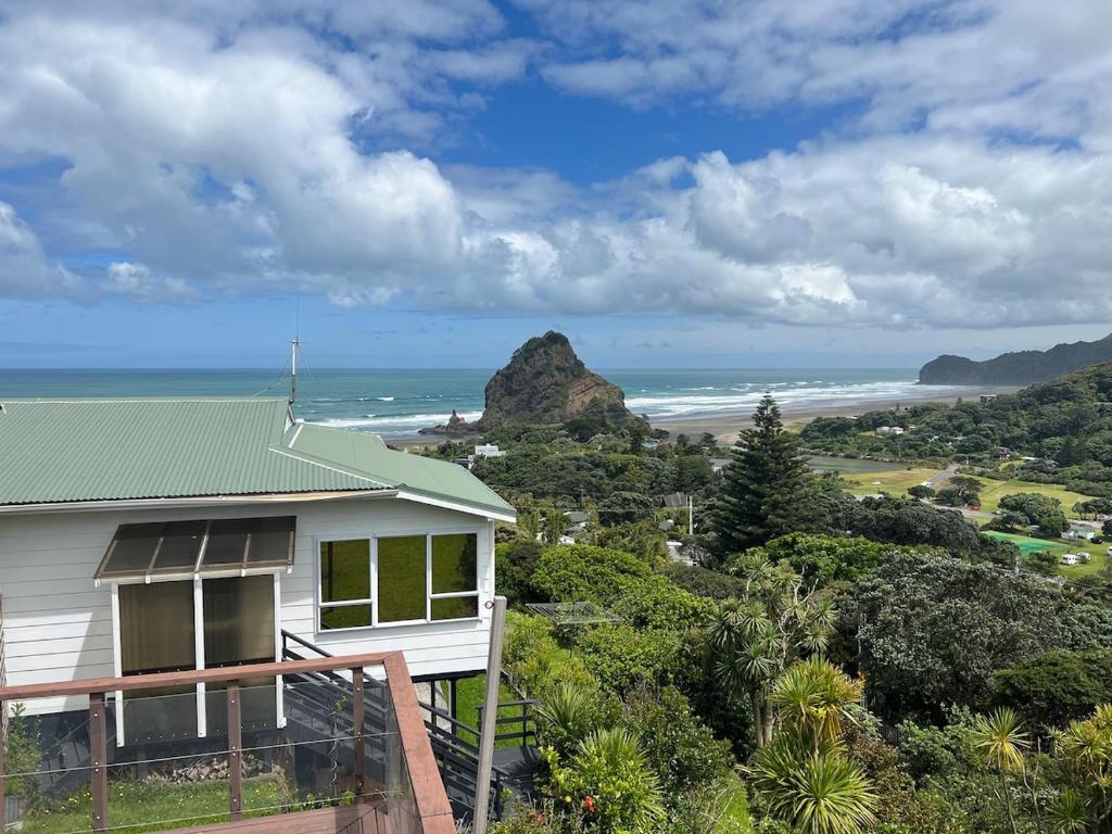 Piha beach amazing views Chill, Surf, Sleep, Piha (precios actualizados ...