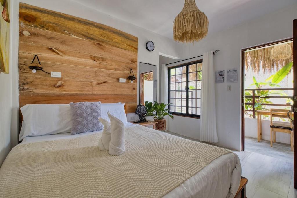 Central Cozy Bungalow 1 with AC and WIFI 5 min to Beach, General Luna ...