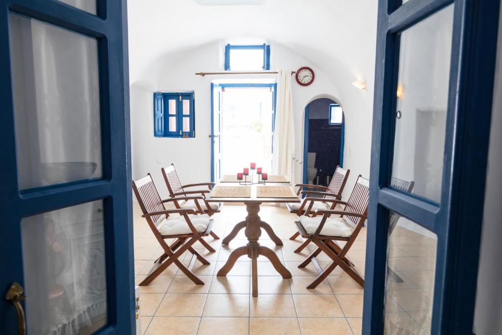 Gemini Traditional Cave, Tzimara with mini plunge pool ,no heated, Oia ...