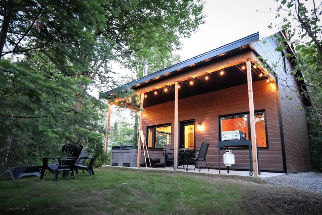 Le Colvert - Waterfront Cabin with Spa, Valcartier Station (updated ...