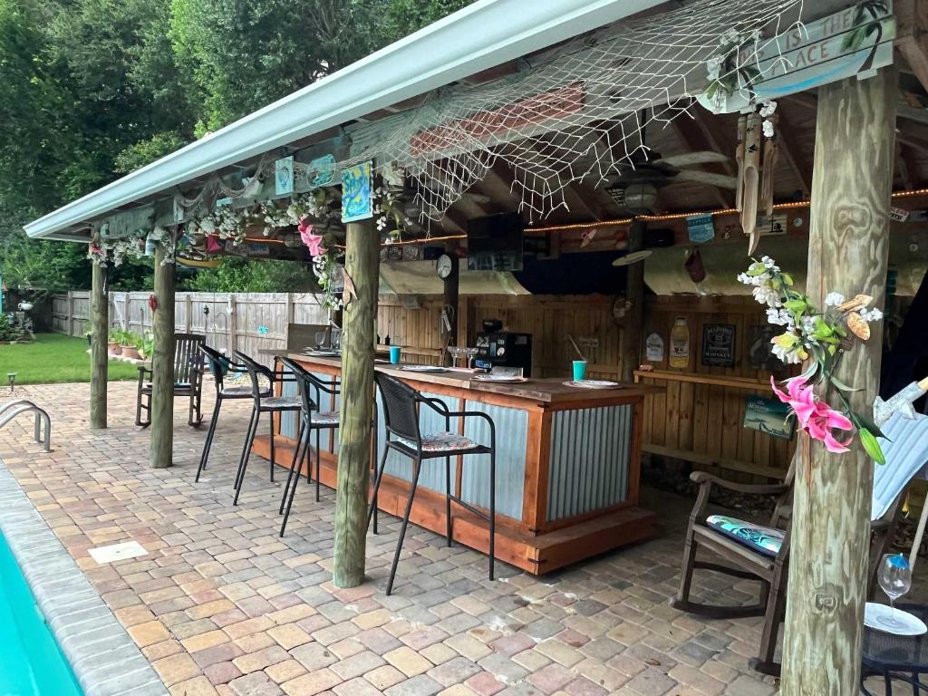 Jan's Oasis Family Retreat Pool Bar Games & Fun, Pensacola (precios ...