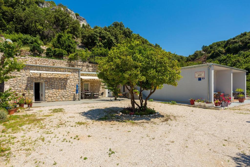 Studios Tonina, Zaton (updated prices 2025)