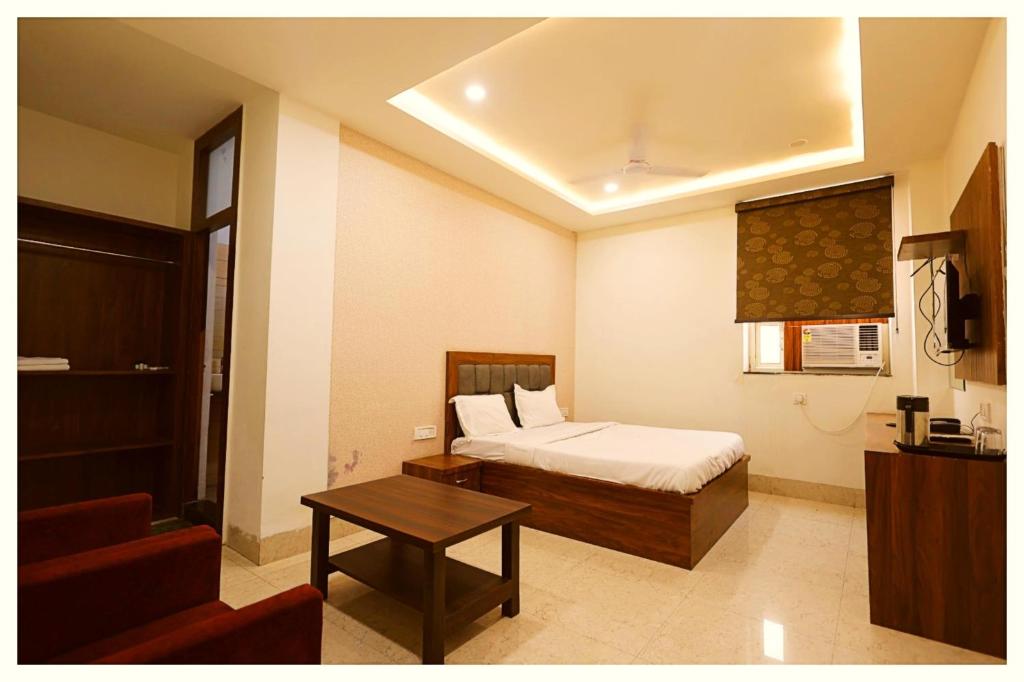 MATHURA HOTEL SILVER OAKS INN - Near Railway Station #Free Wi-Fi #Room ...