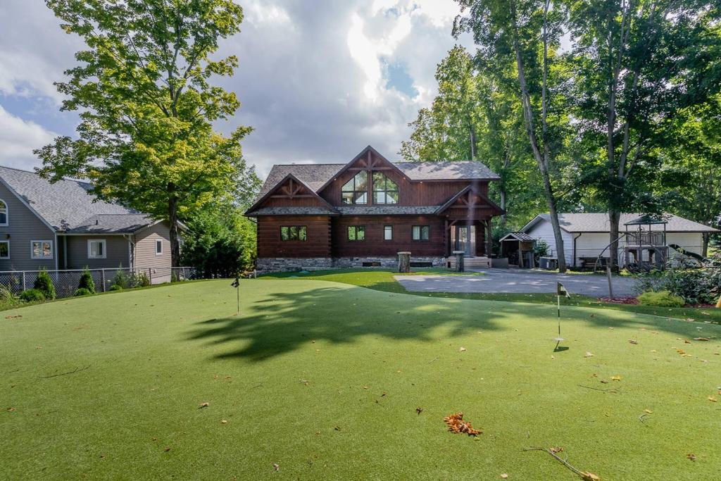 Lakefront cottage with golf area BBQ pool table, Bobcaygeon (prezzi ...