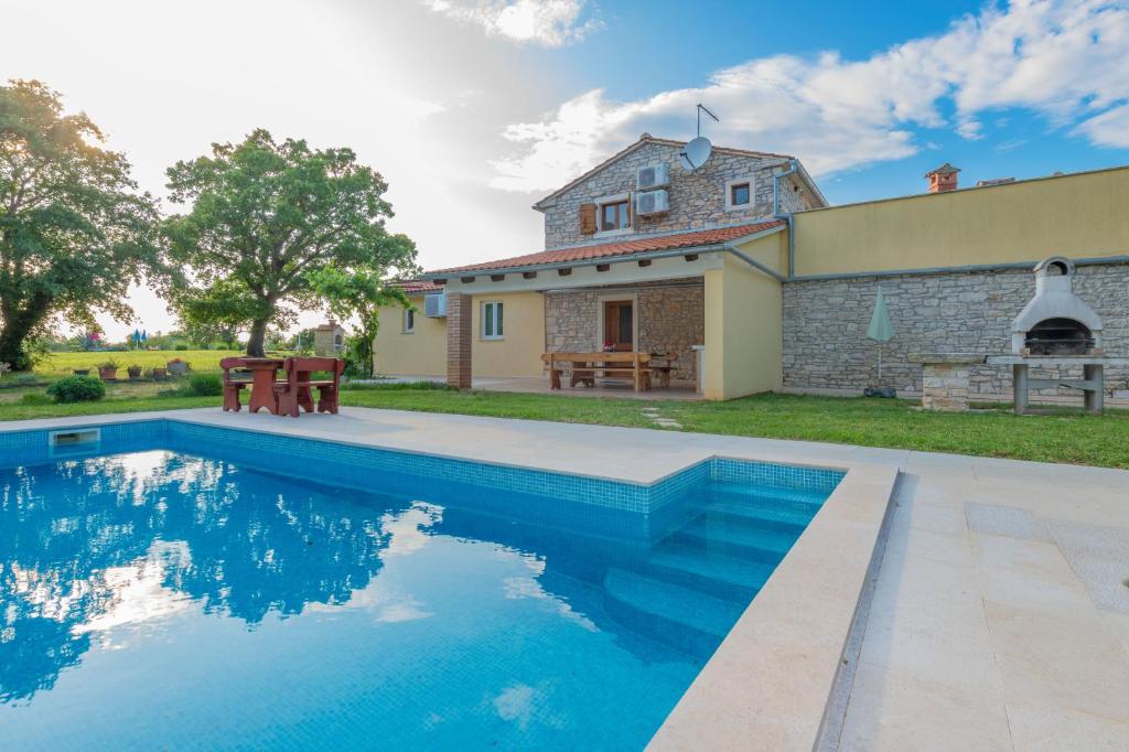 Villa Sergio, a beautiful rustic villa with a huge garden, Divšići ...