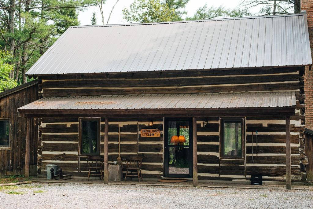 Uncle Tom's Cabin - A Classic On The Au Sable, Five Corners (preços ...