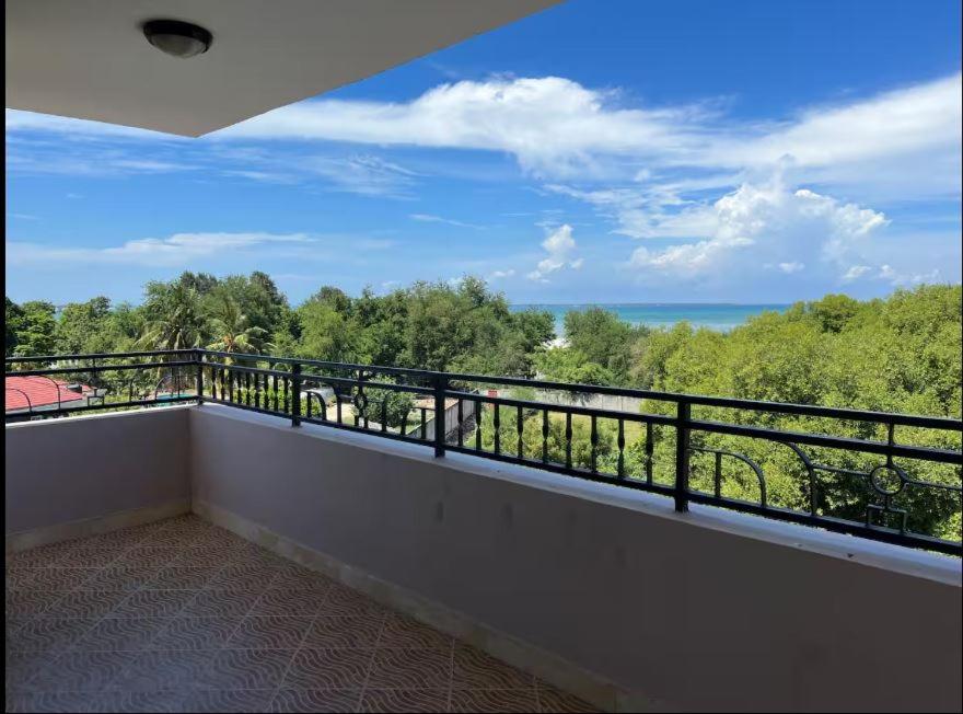 Private Room with attached bathroom at Mikocheni, Nkunjila (prezzi ...