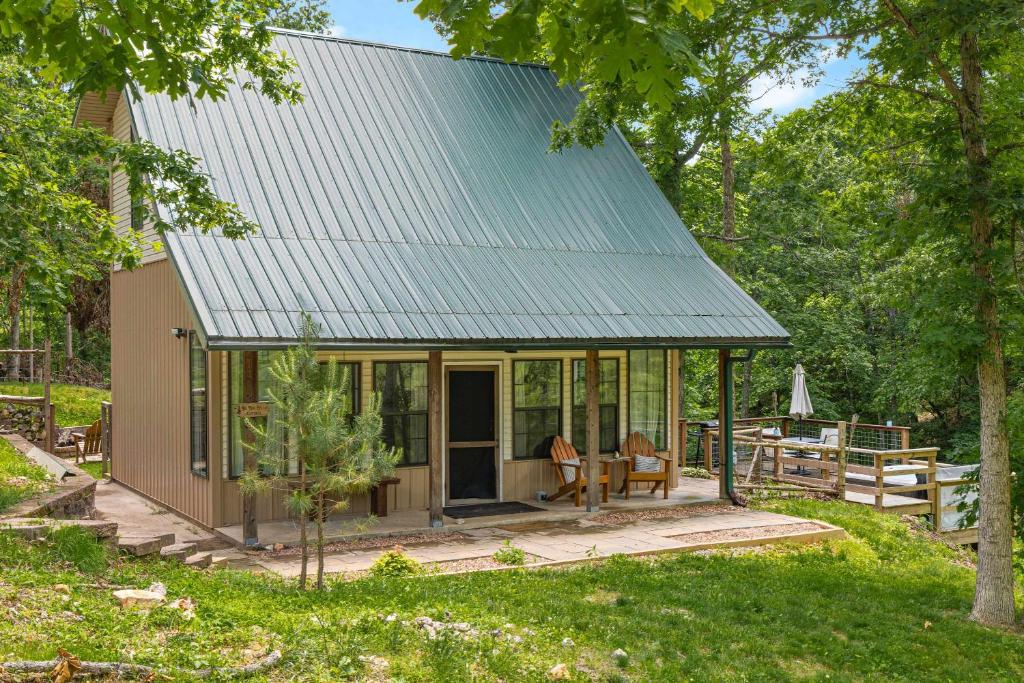 Big Pine Holler-1 Mi to Beaver Lake-Cabin-Hot Tub, Rambo Riviera ...