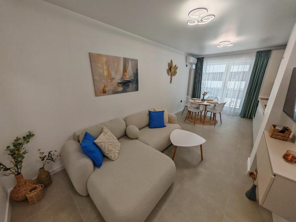 Yaya apartments pool and spa by Alezzi Odyssey, Mamaia (updated prices ...
