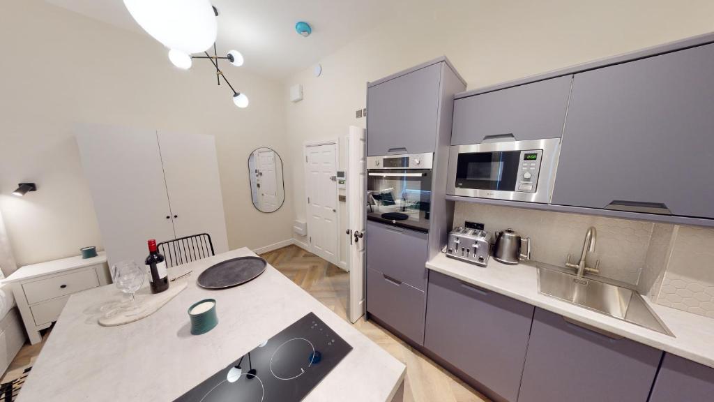 Side-by-side Studios Book Together City Base, Liverpulis (atnaujintos ...