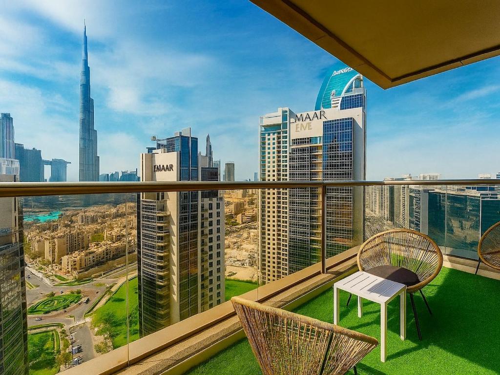 Iconic 3BR with Burj View, Downtown, Pool &Dubai Mall, Dubai ...