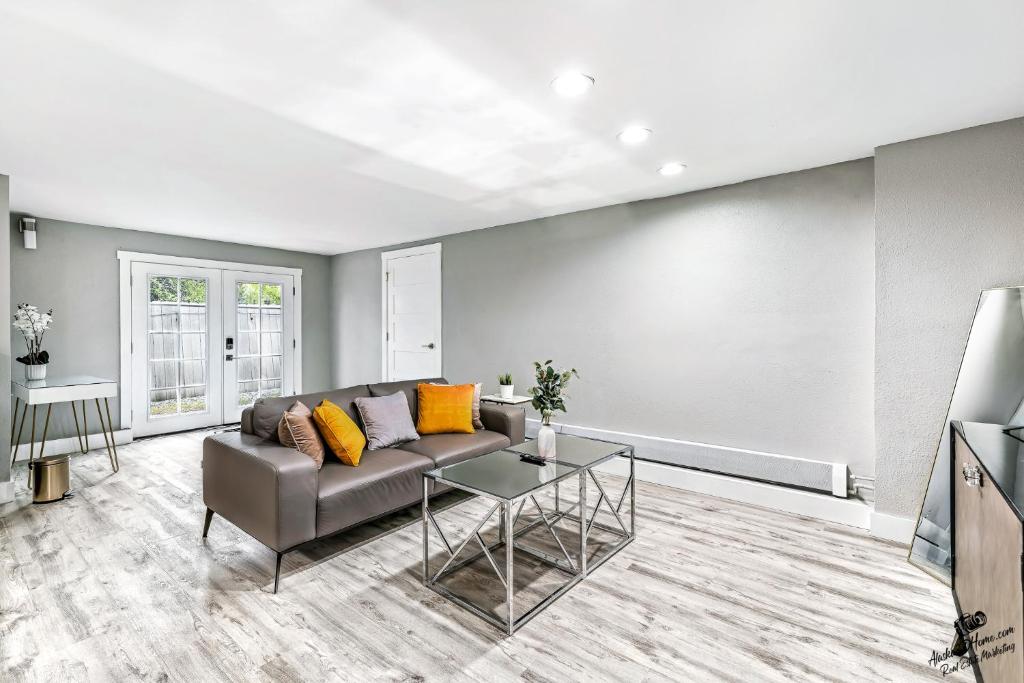 Modern Lower Level 1bedroom suite | Guest House in Anchorage, United States