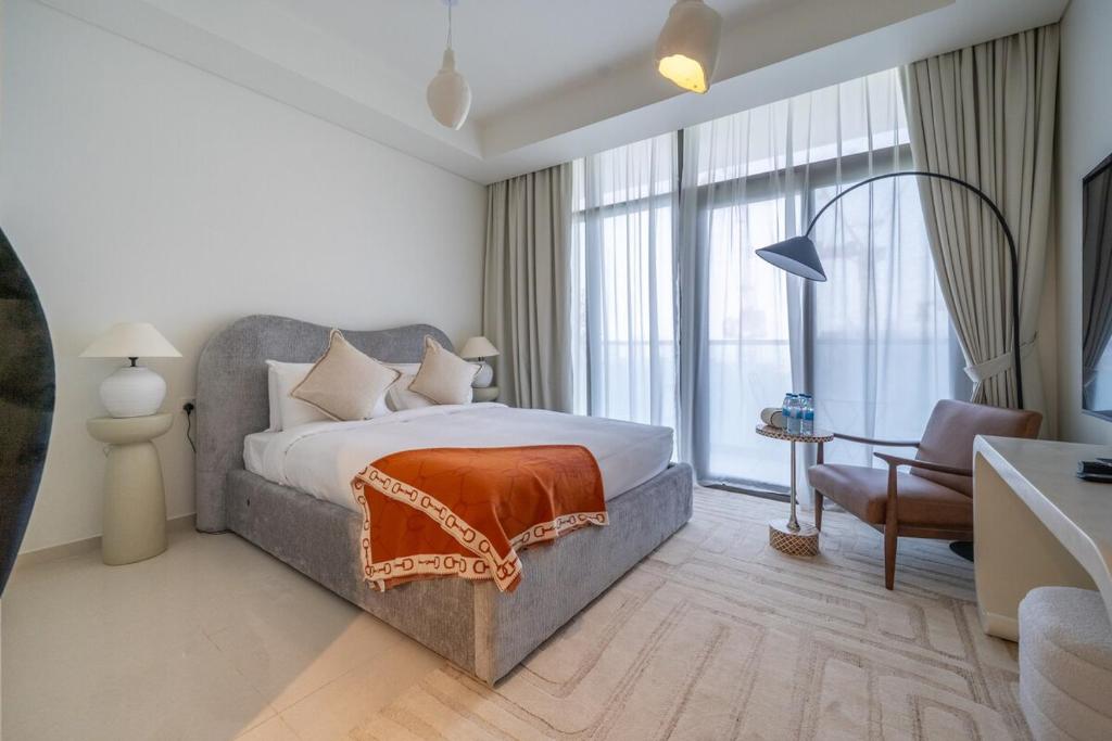 Homes Beyond l Studio Chic City Escape Aykon City Tower C, दुबई की ...