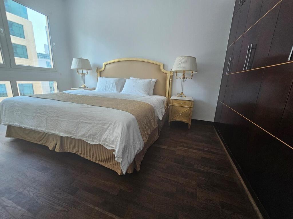 Luxury 1 BR on Marina Walk Pool Office & JBR Beach, Dubaj ...