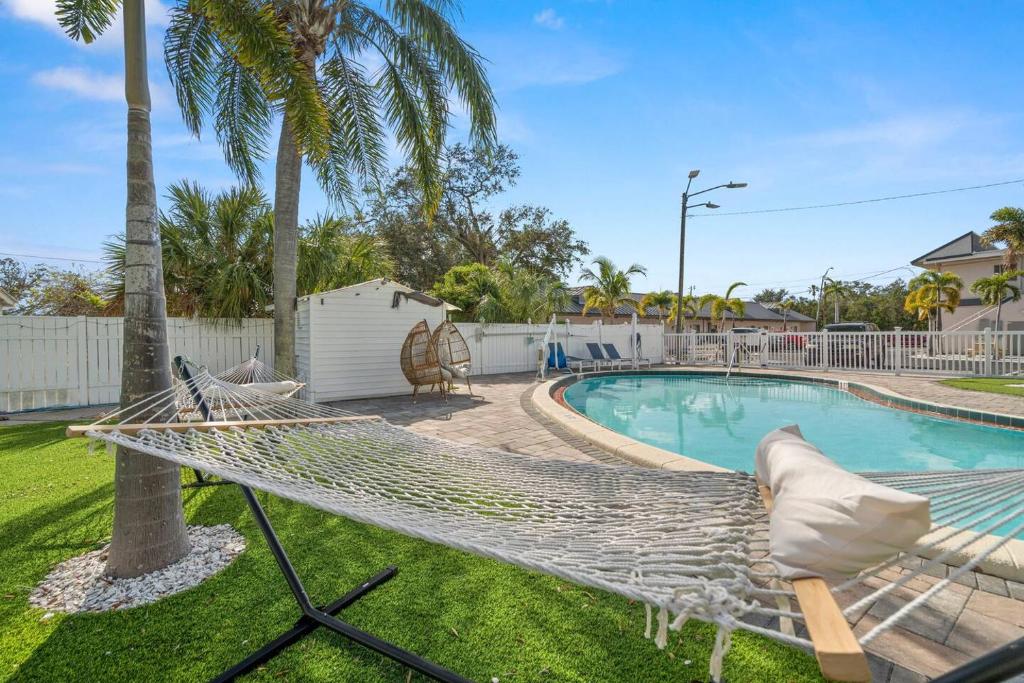 Stylish 2Q Beds Unit w Shared Pool 01, Κλιαργουότερ (ενημερωμένες τιμές ...
