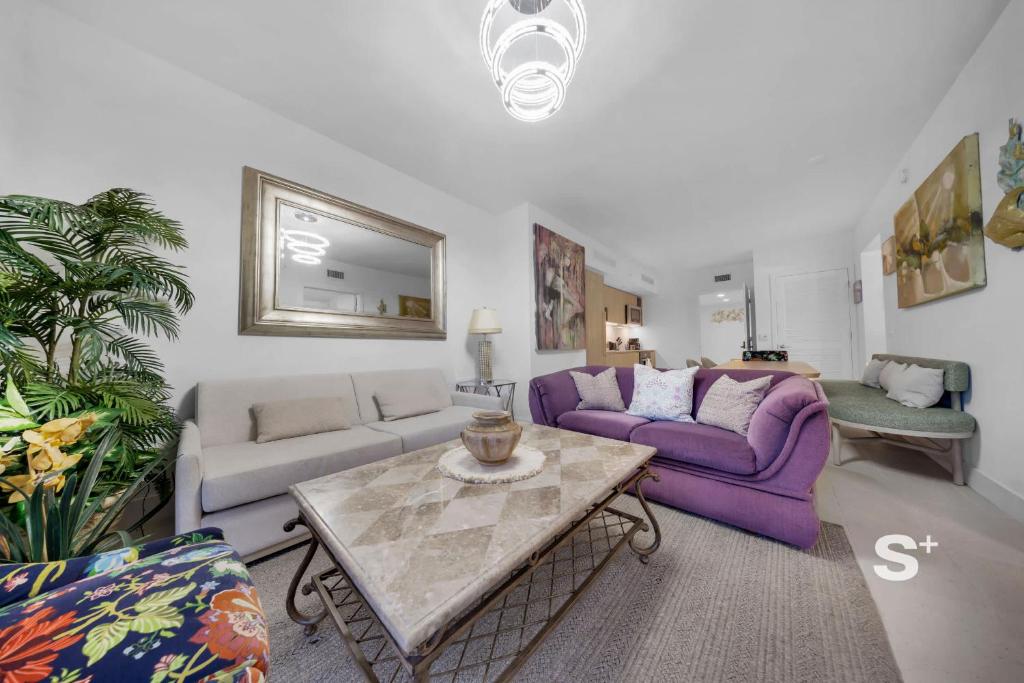 Chic 2-Bedroom Downtown Condo with Breathtaking City & Waterfront Views ...