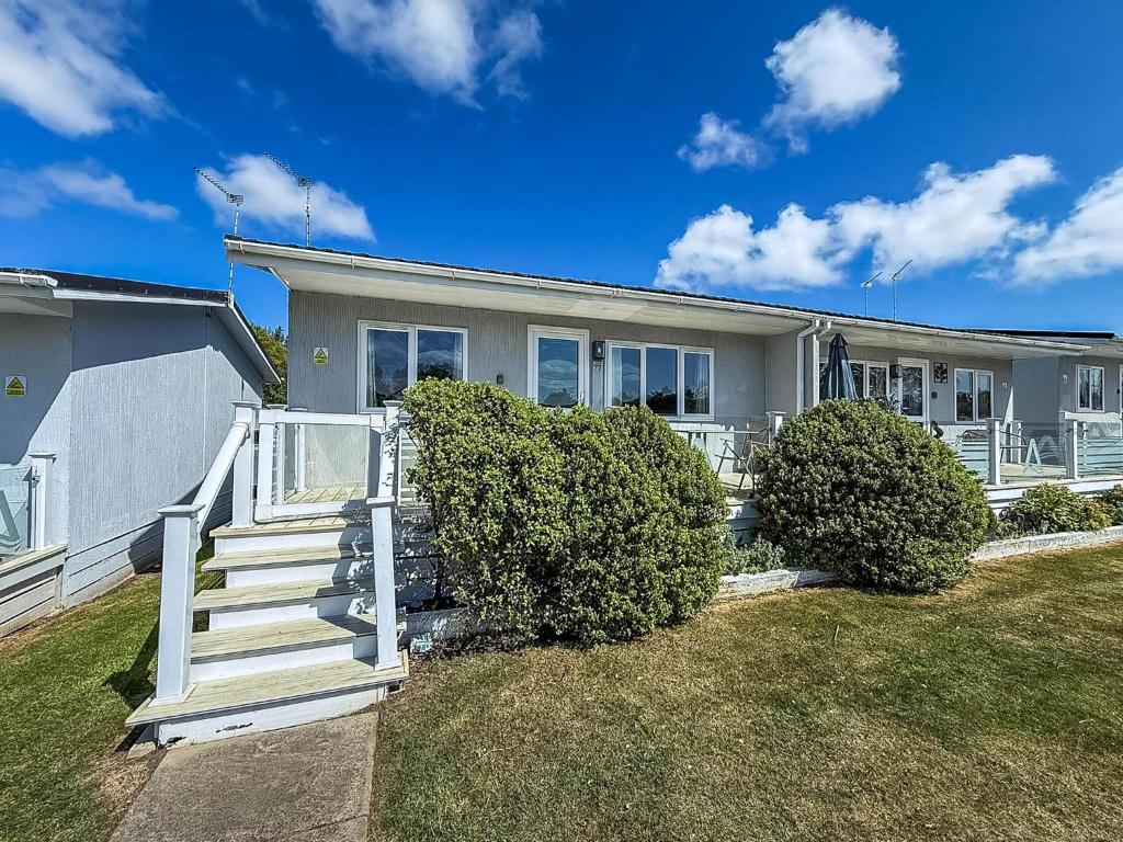 Charming Chalet On A Fantastic Holiday Park In Lowestoft Ref 12077B ...