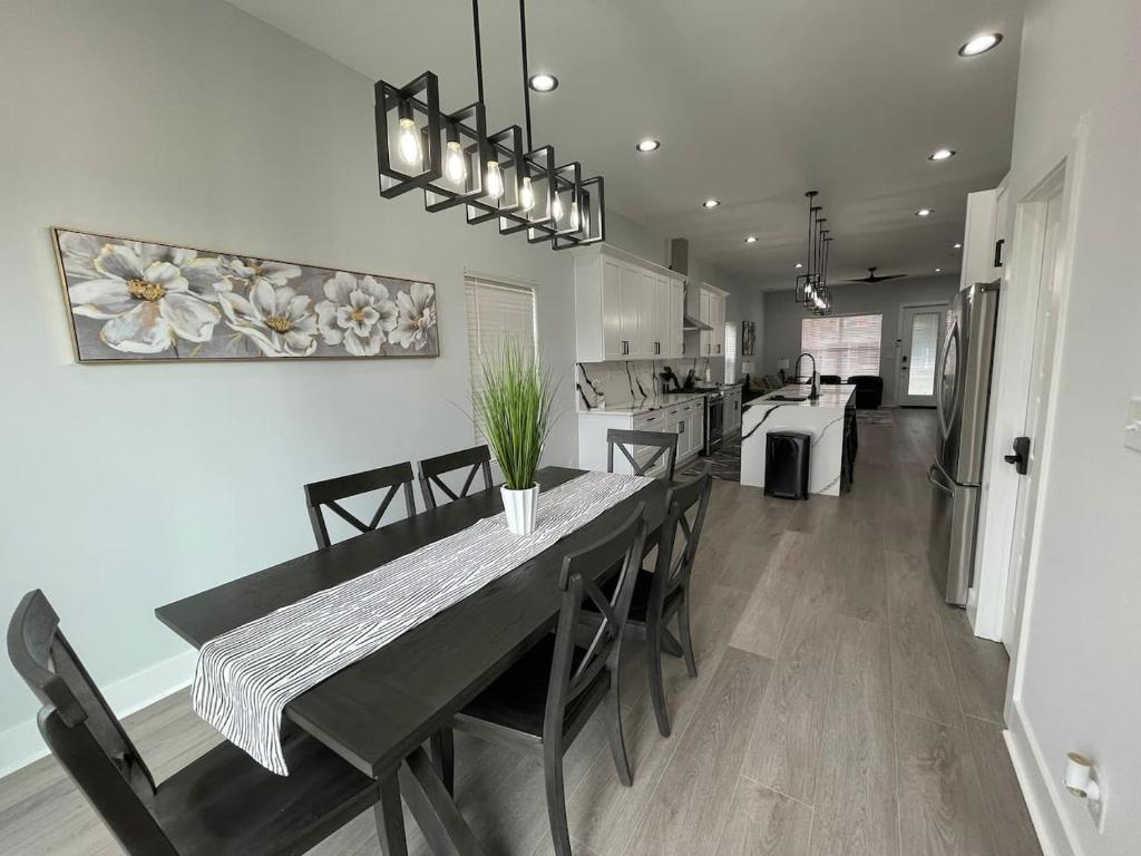 Modern 4 Bedroom 5 Bath Townhome Downtown Indpls 2232（インディアナポリス）：（最新料金 ...