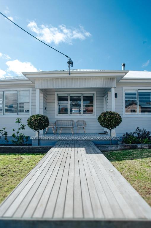 Family Friendly home by the lake4 bedroom, Booragul (2025년 최신 요금)