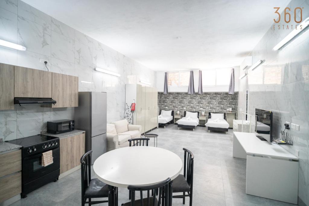 Studio with Full Kitchen & 3 Beds in Tarxien, Buleben il-Kbir ...