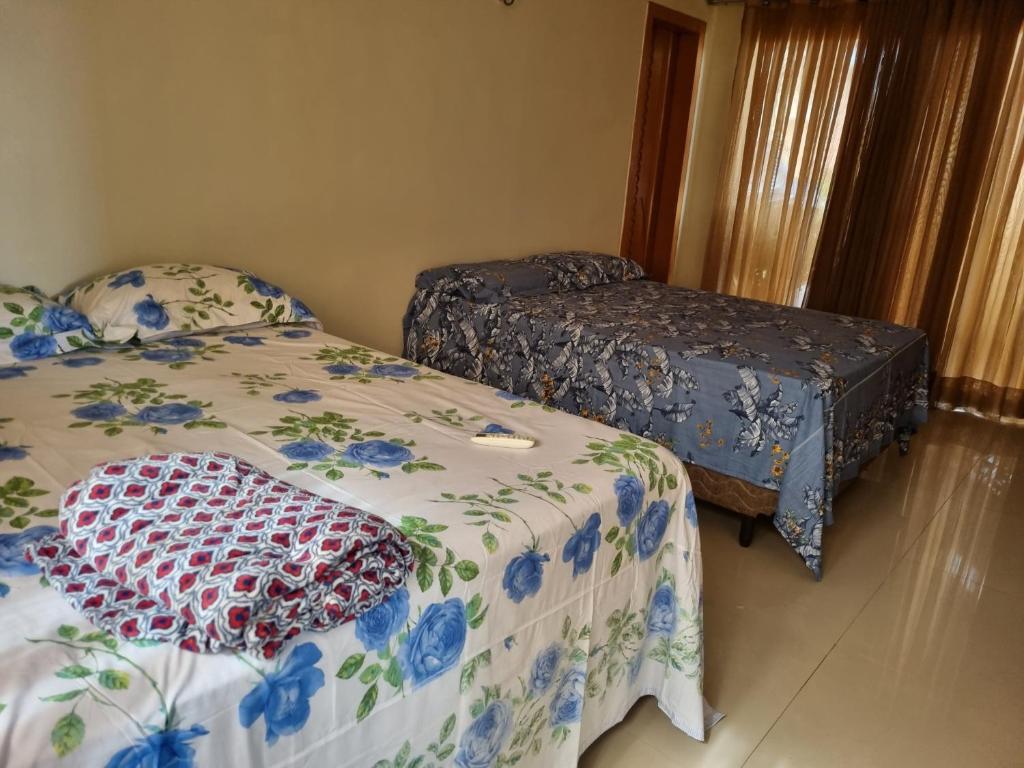 Suíte independente em casa no condomínio, o quarto tem duas camas de casal mais disponibilidade ...