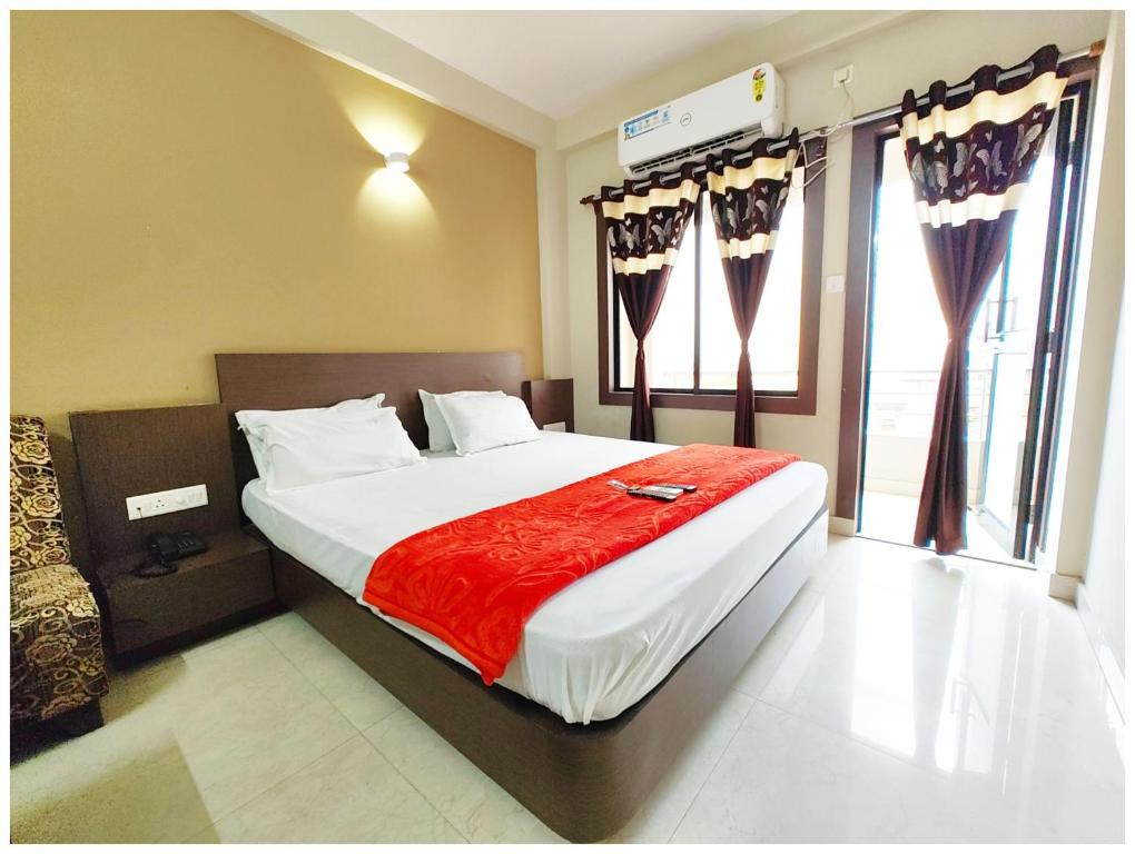 Hotel The UK Premium Palace Near Marine Drive Road & Sea Beach - Free ...