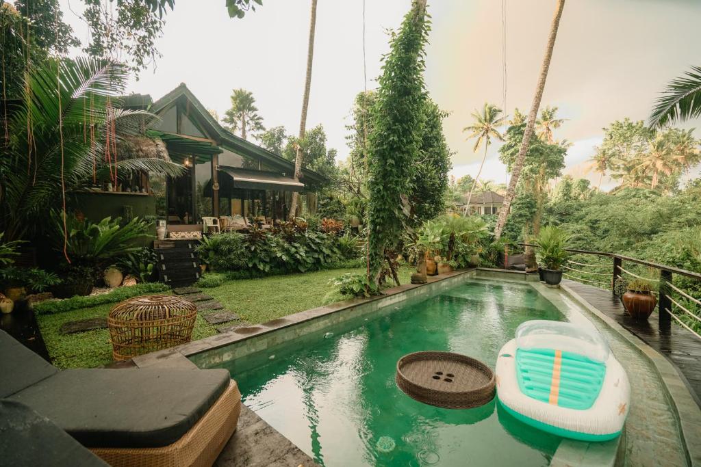 Tropical Kasbah with Riverside View - Beji Mas, Ubud, Ubud (precios ...