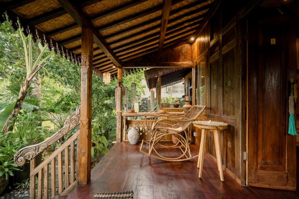 Tropical Traditional Indonesian Wooden Cottage - Beji Mas, Ubud, Ubud ...