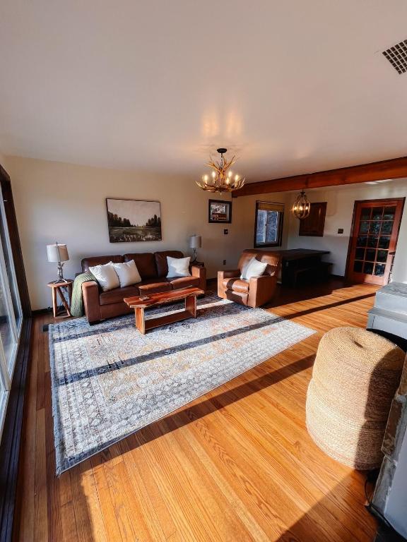 Riverfront cabin with hot tub, kayaks, dock, dog ok, Rileyville ...