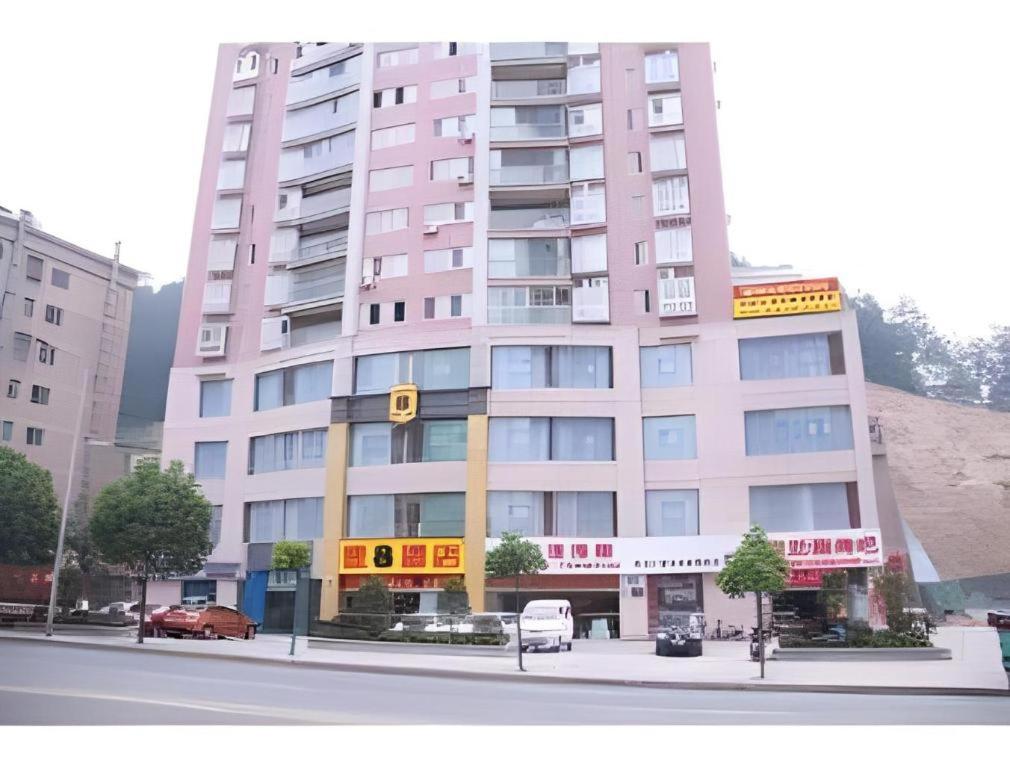 Super 8 Hotel Shiyan Beijing Middle Road, Shiyan (updated prices 2025)