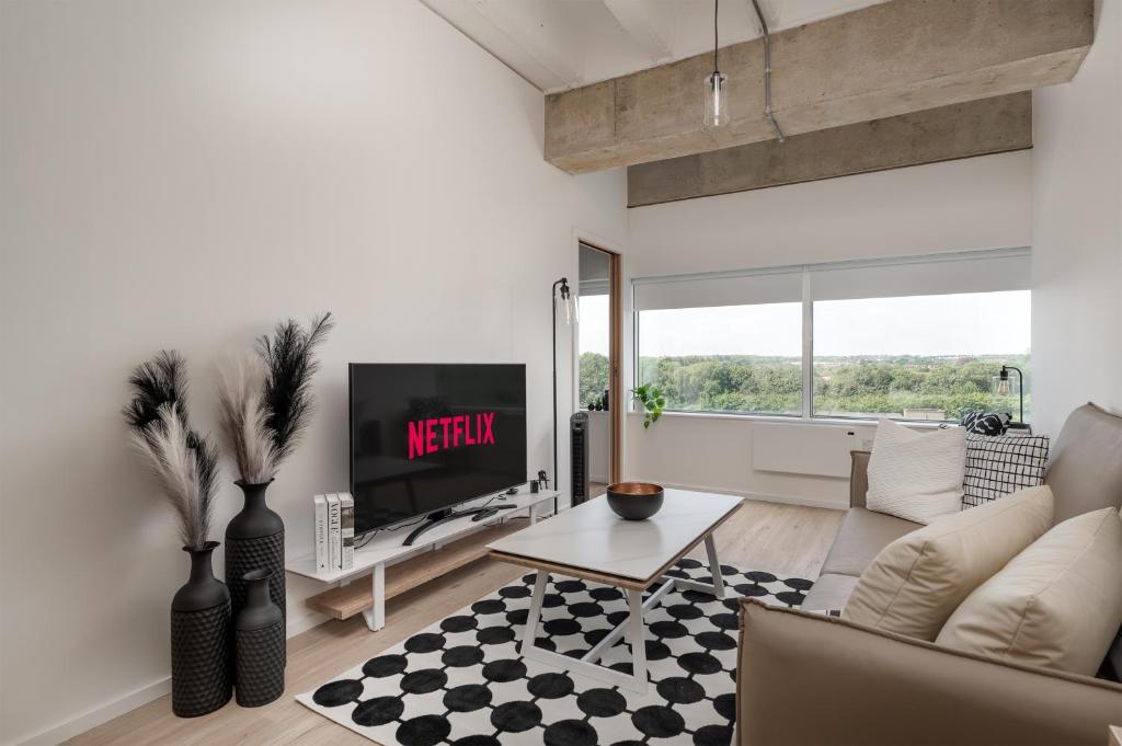1 BR for Business Stays Right Above MK Train Station, Milton Keynes ...