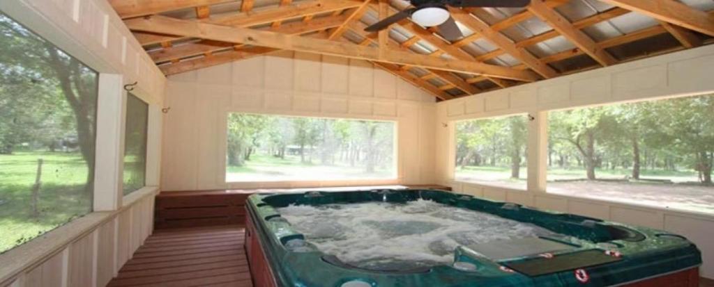 Mendelbaum - Loft East, Fredericksburg (updated prices 2025)