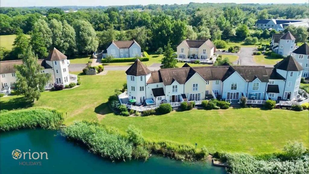 Windrush Lake 80 & 81, Waterlow Lodge P, South Cerney (updated prices 2025)