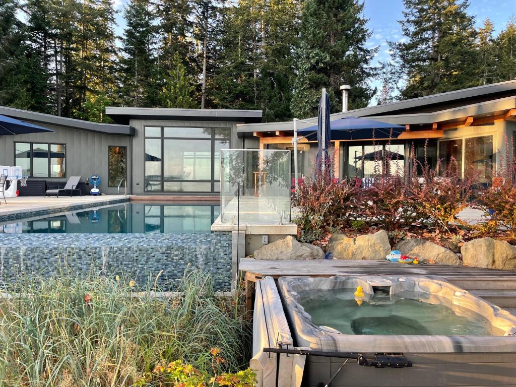 Cokely Cove Guesthouse - Oceanside Villa, Denman Island (precios ...