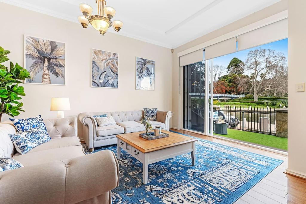 East Perth Luxury Waterfront Retreat, Perth (updated prices 2025)