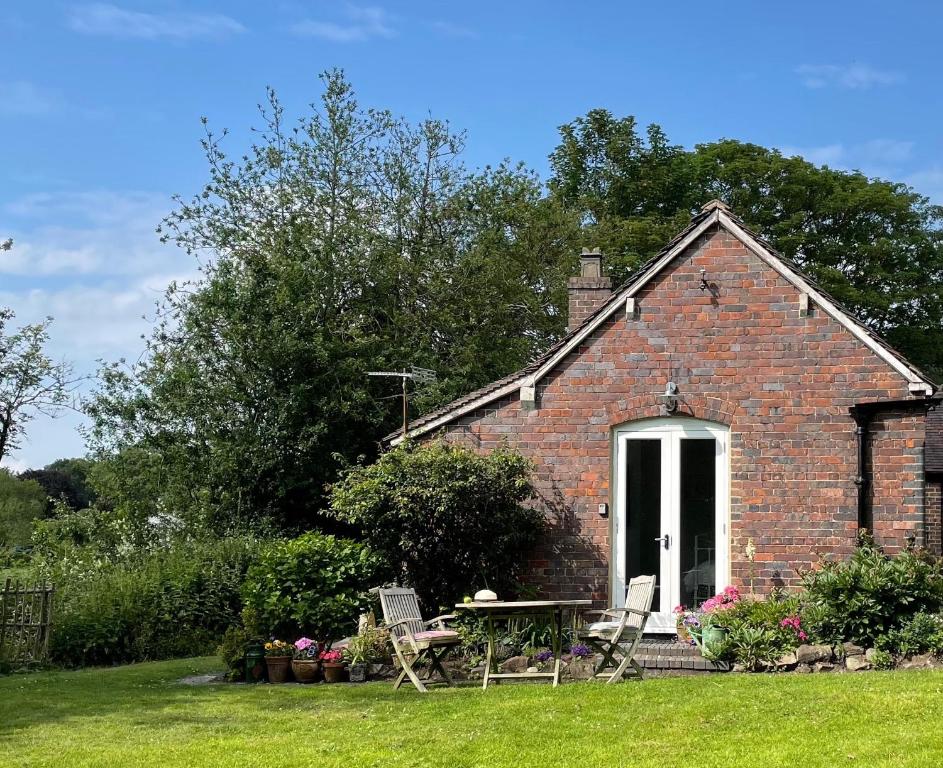 Beautiful Self Contained Garden Room, Betley (updated prices 2025)