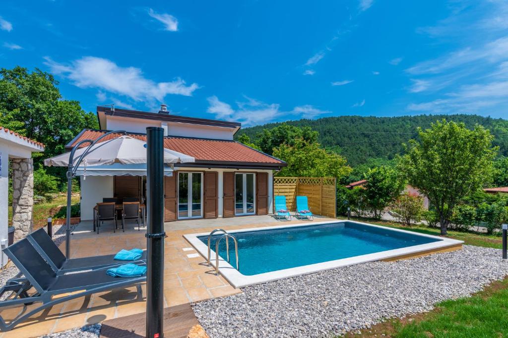 Villa Mini Villa, a romantic, new and compact house with pool, Ripenda ...