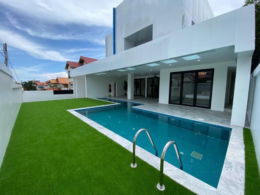 Modern Villa 5BR with Private Pool Jomtien Pattaya, Jomtien Beach ...