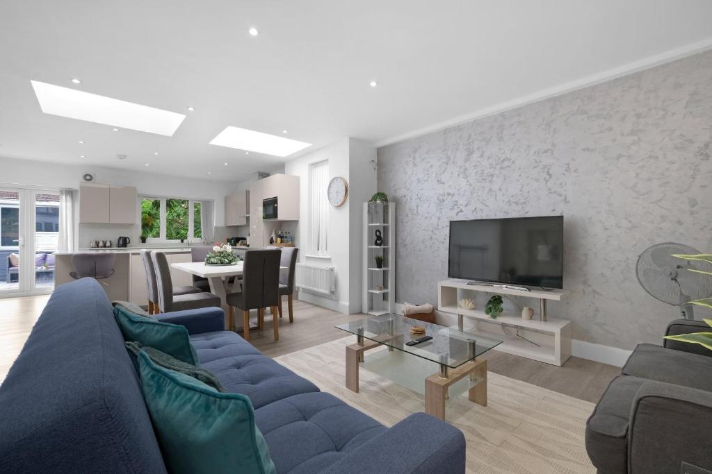 Modern 3 Bedroom, 2 Bathroom Home in Edgware, Edgware (precios ...
