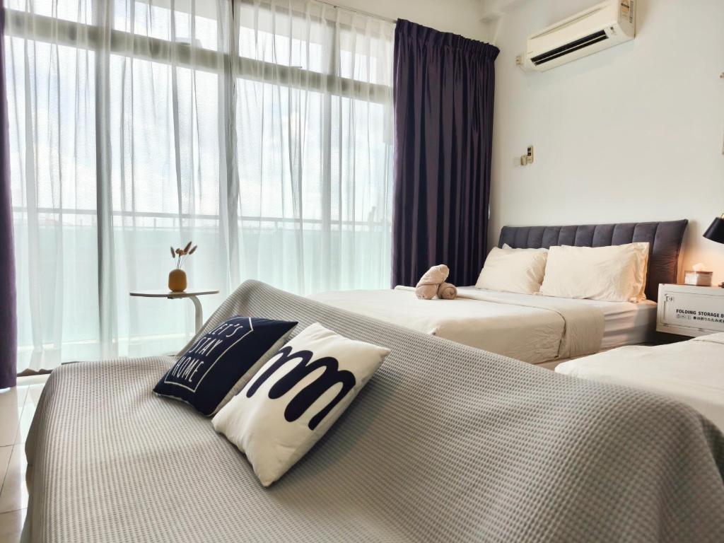 Palazio Mount Austin studio with Balcony 4 plus 1pax with TV box 5mins ...