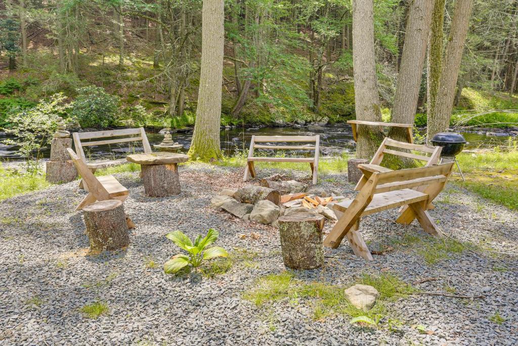 Shohola Creek On-Site Updated Getaway with Deck!, Shohola (precios ...
