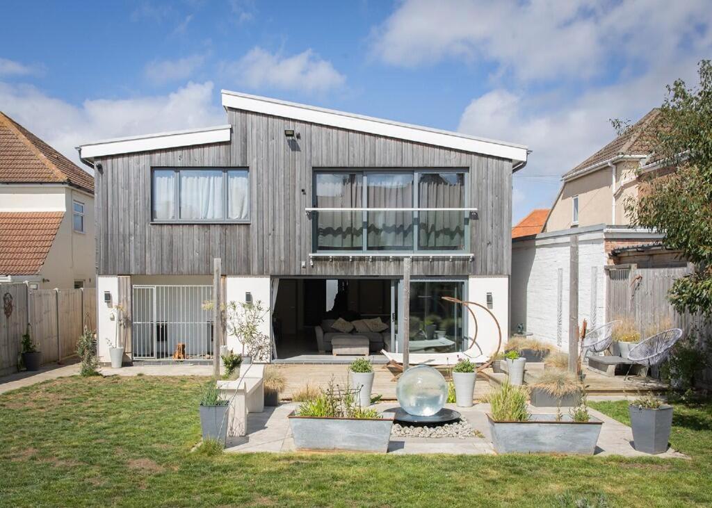 Large 4 Bedroom Seaside House by the beach and cliffs, Hunstanton ...