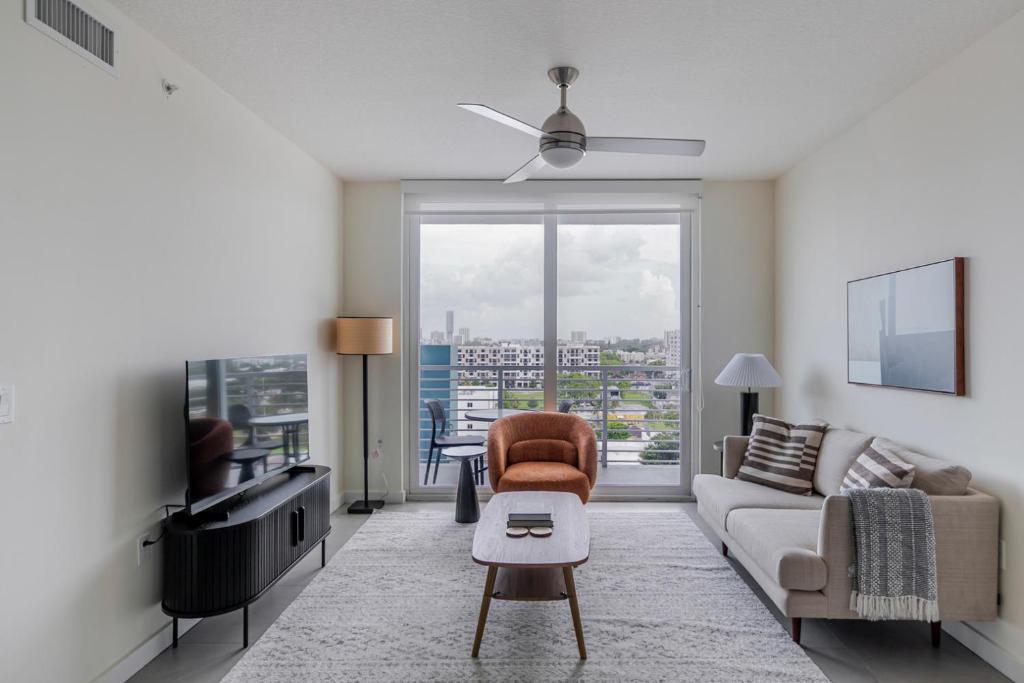 Blueground Riverside pool nr Miami River MIA-155, Miami (updated prices ...